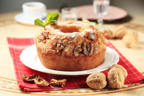 DESERT DE POST: Prăjitură cu miere, nucă şi glazură | Culinar | Unica.ro